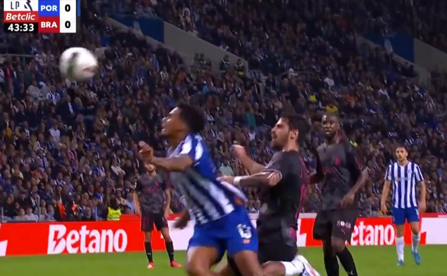 O lance que deu o penálti para o FC Porto (VÍDEO) - Jornal Desportivo