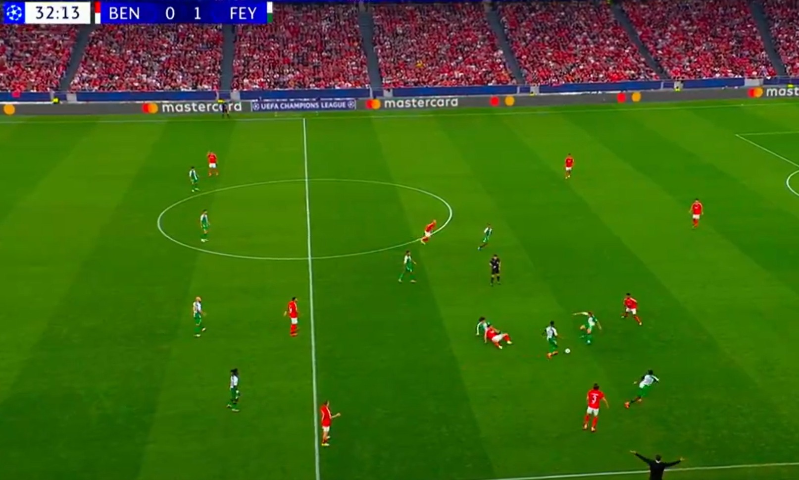 Benfica ficou a pedir falta no segundo golo do Feyenoord (VÍDEO ...