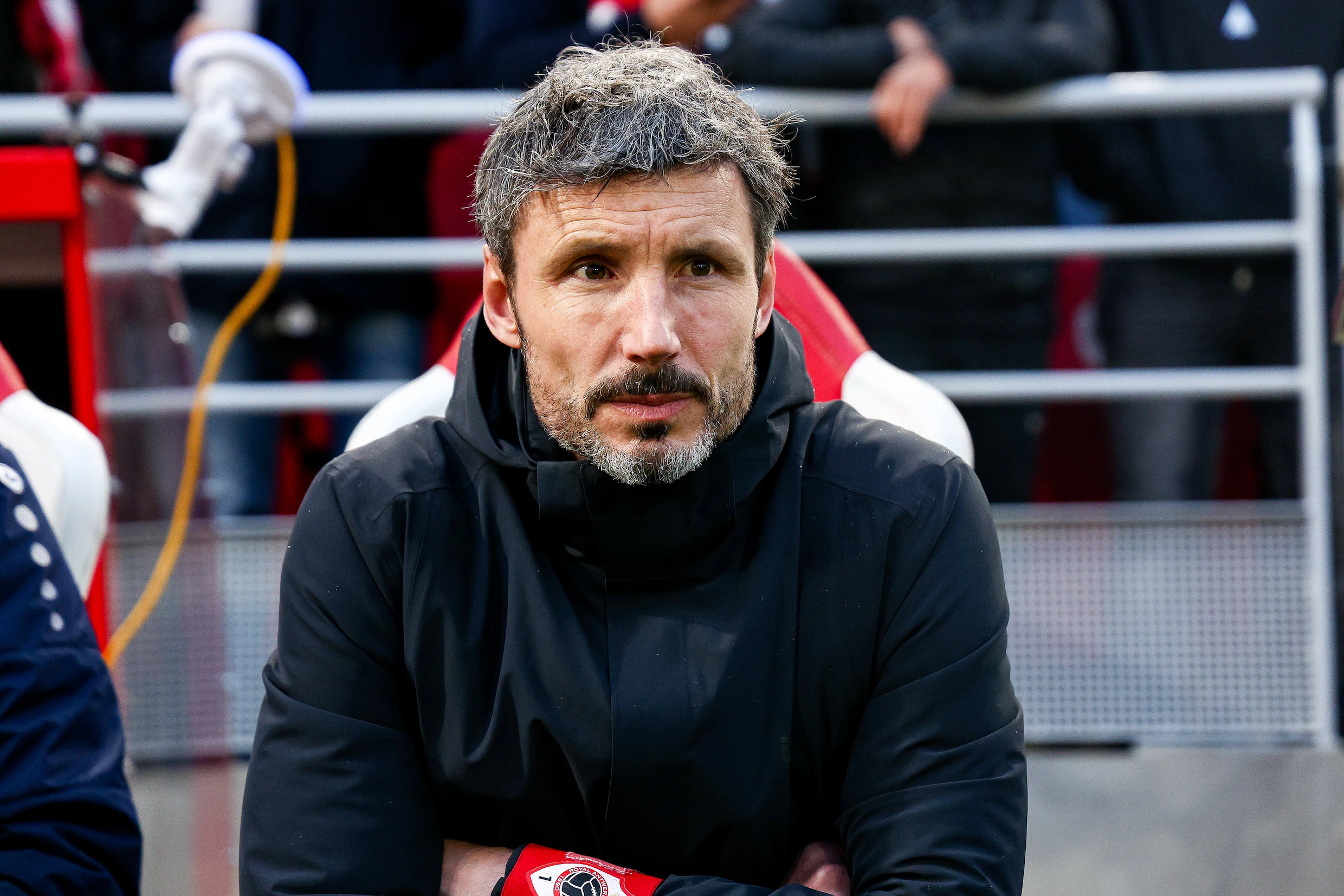 Van Bommel admite ter sido contactado pelo Benfica após saída de Roger ...